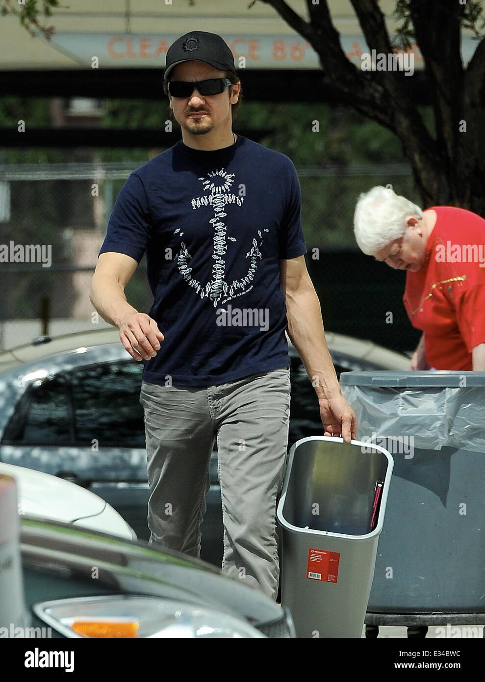 Actor Jeremy Renner stopped by Staples to pick up office supplies ...