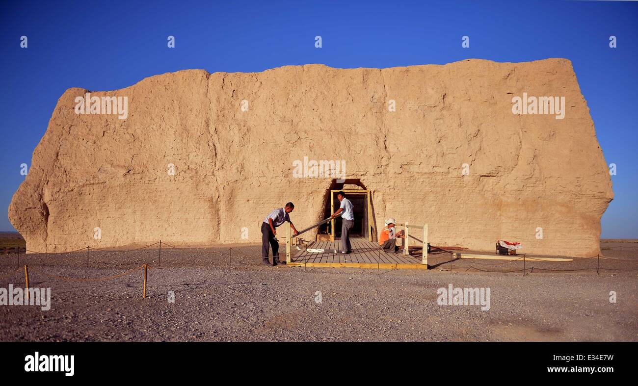 Yumenguan pass hi-res stock photography and images - Alamy