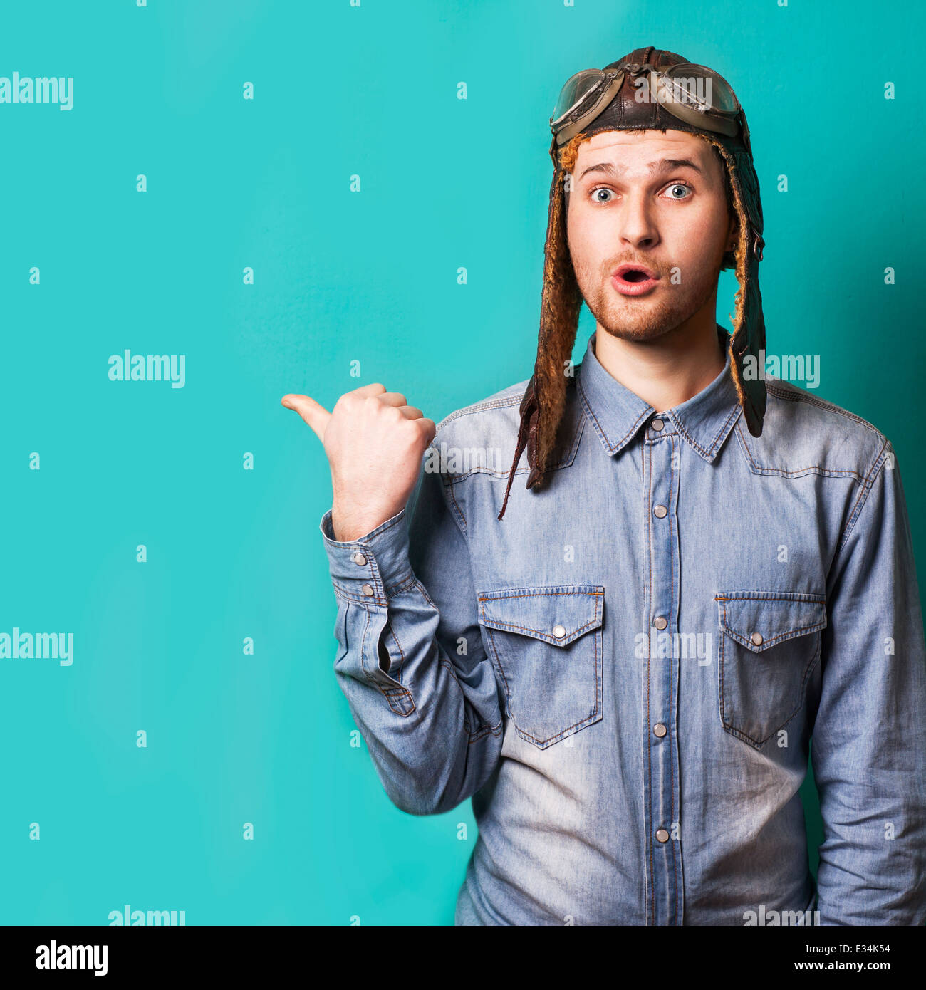 close up of man hands showing Stock Photo - Alamy