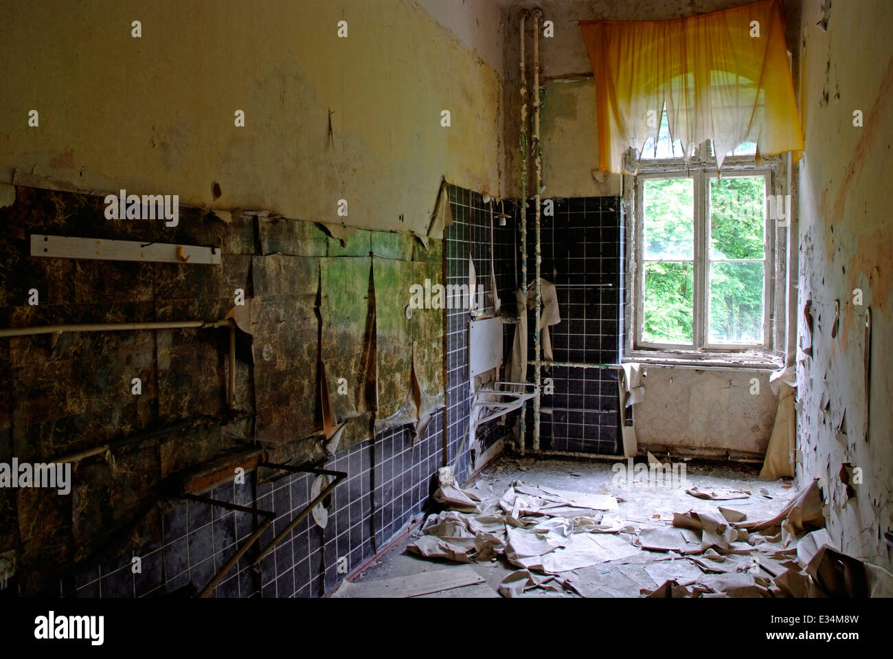 Devastated room in an abandoned house Stock Photo - Alamy