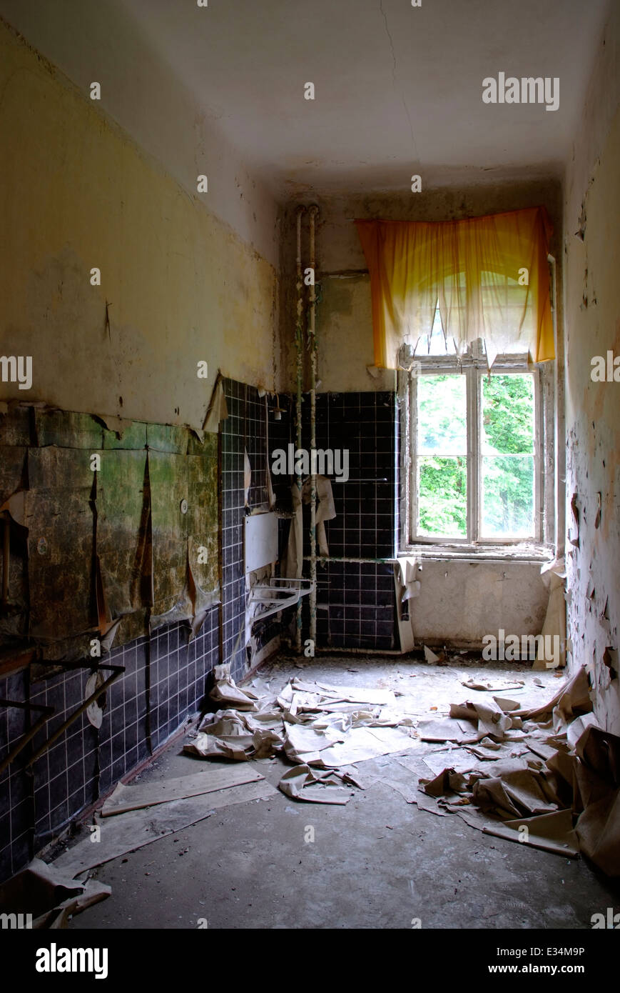 Devastated room in an abandoned house Stock Photo - Alamy