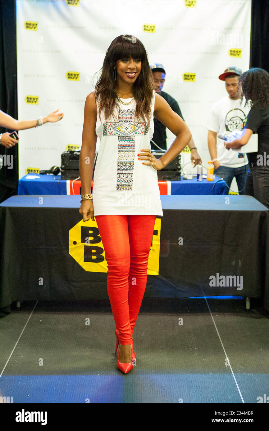 Kelly Rowland sign copies of her new album 'Talk A Good Game' at Best ...