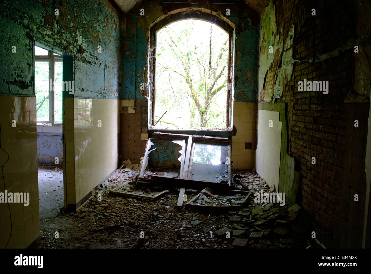 Devastated room in an abandoned house Stock Photo - Alamy