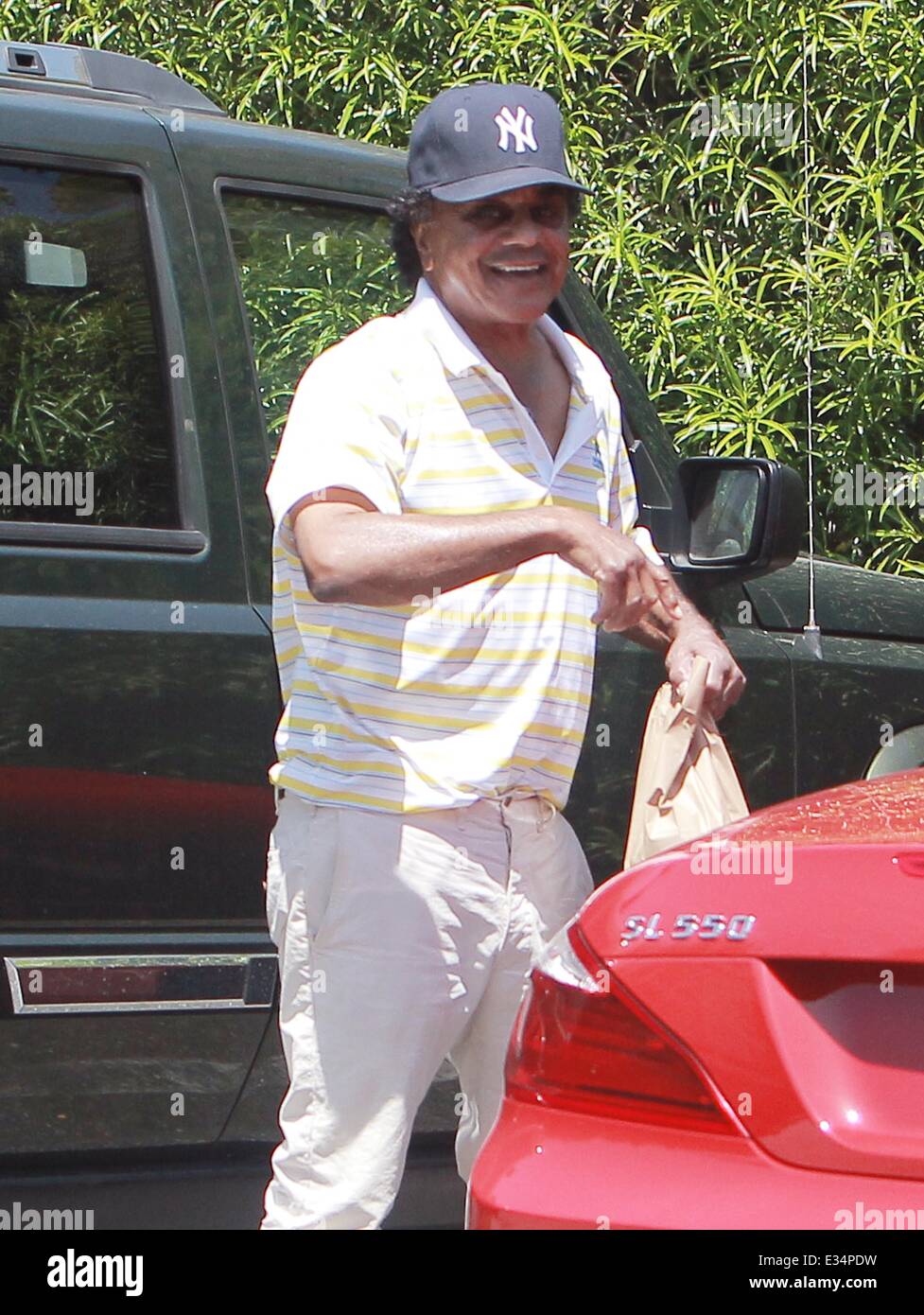 Singer Johnny Mathis wears a Yankees baseball cap while grocery ...