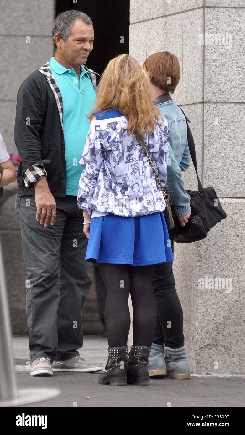 Rihanna's dad Ronald Fenty poses with fans outside his Dublin hotel ...