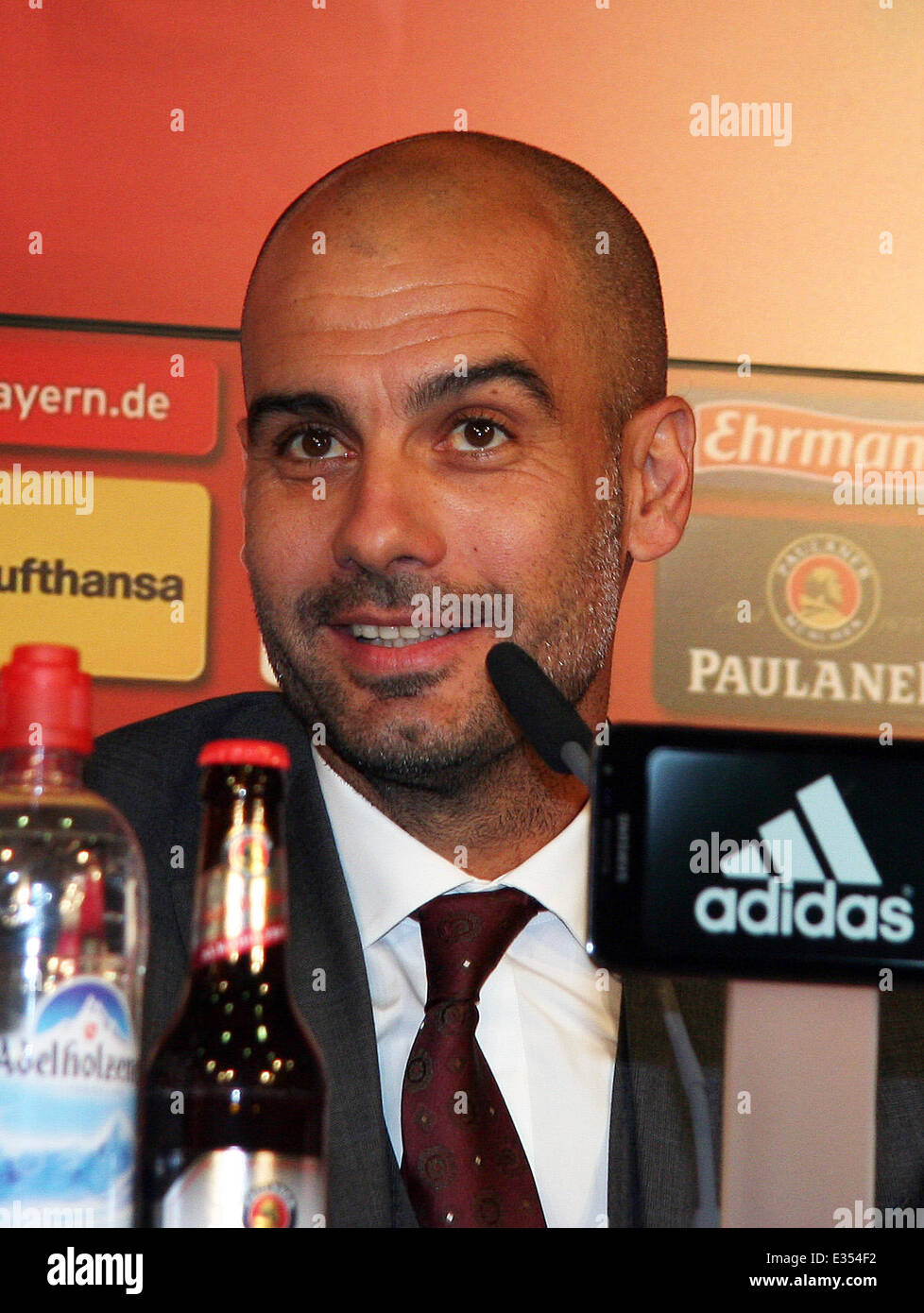 Fc bayern coach hi-res stock photography and images - Alamy