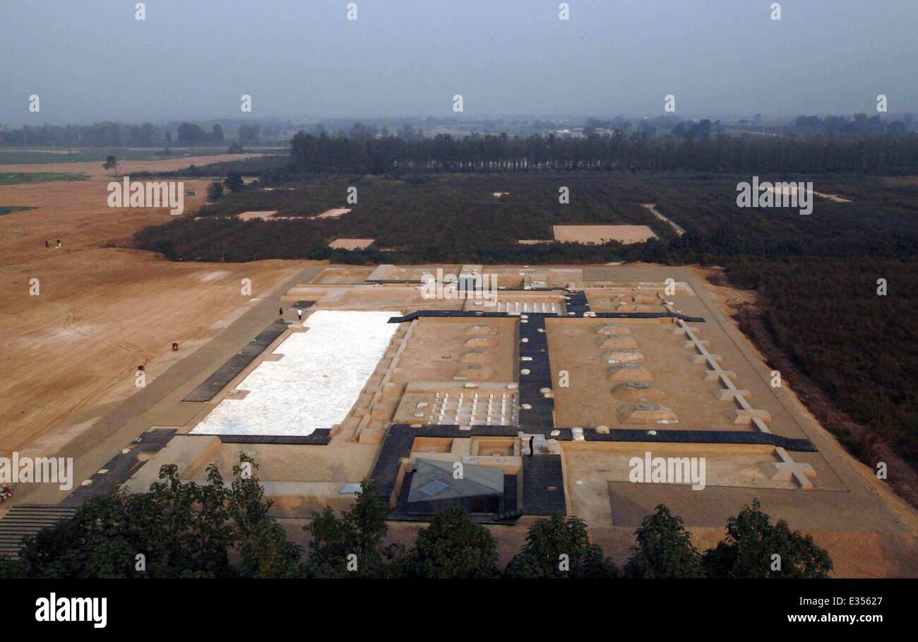 Weiyang palace ruins hi-res stock photography and images - Alamy