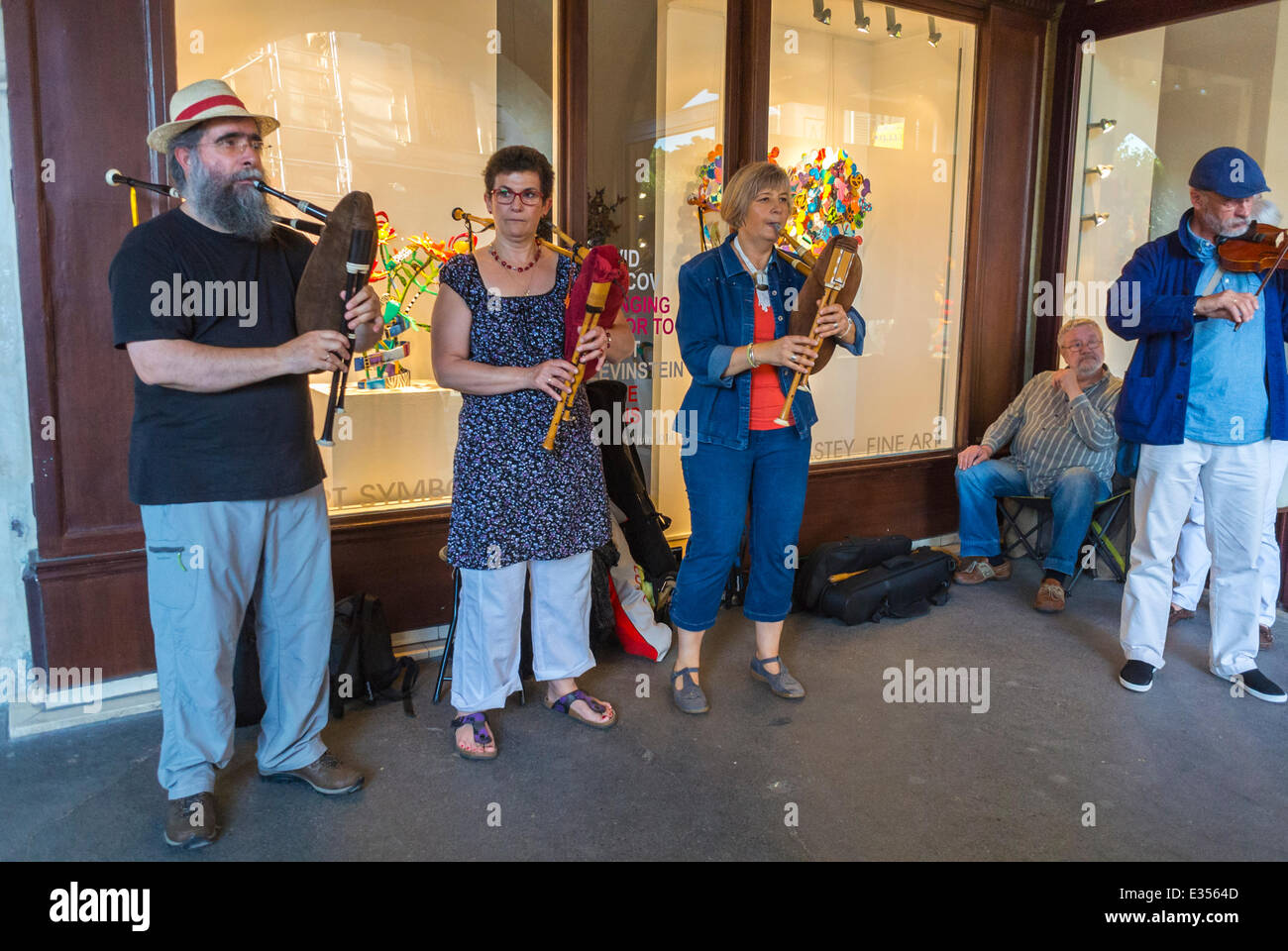 Musicians playing traditional instruments hi-res stock photography and ...