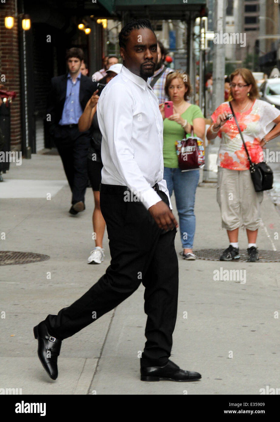 Celebrities outside the Ed Sullivan Theater for their taping on the ...
