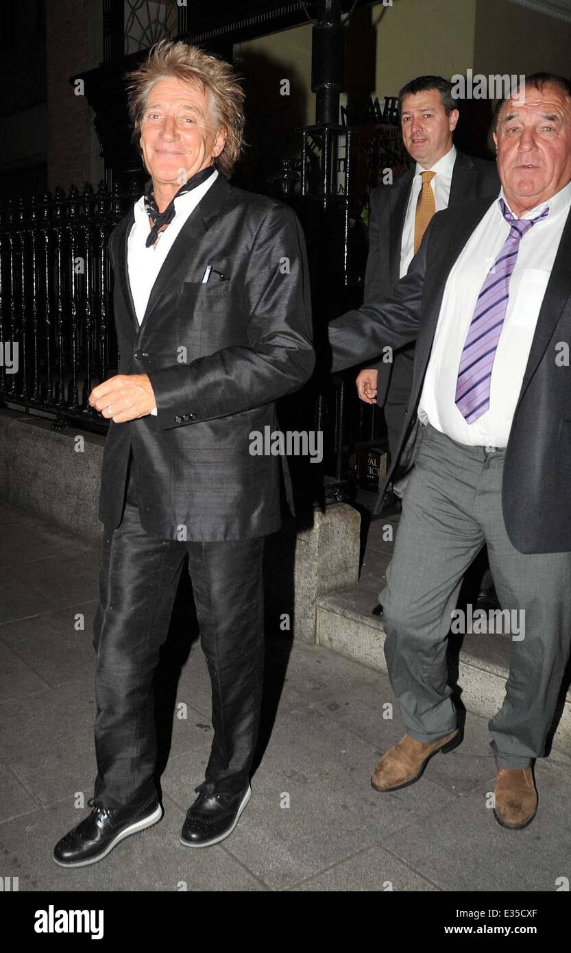 Rod Stewart leaving Shanahan's Restaurant after having dinner with ...