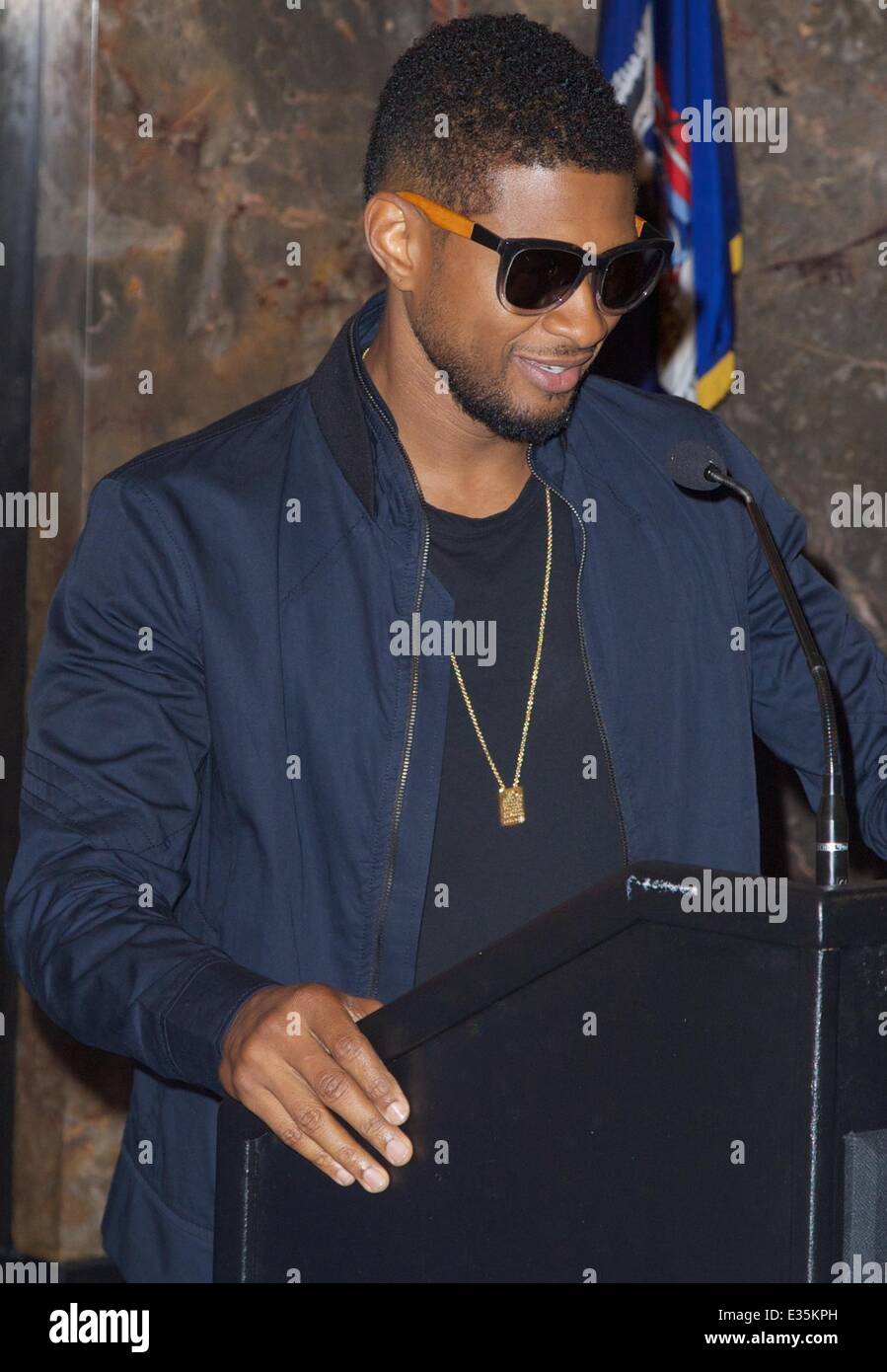 Grammy superstar and 'The Voice' judge Usher lights the Empire State ...