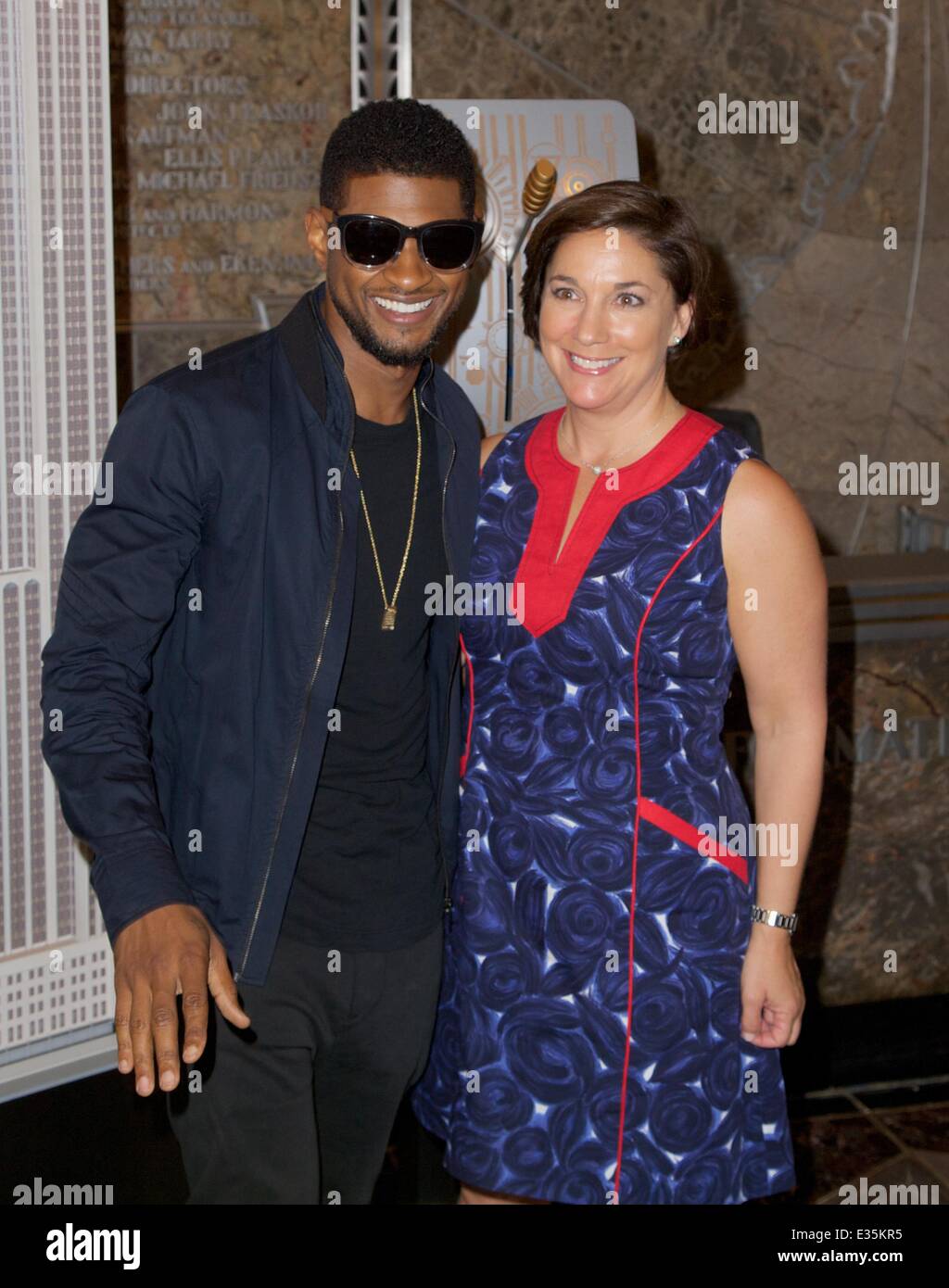 Grammy superstar and 'The Voice' judge Usher lights the Empire State ...