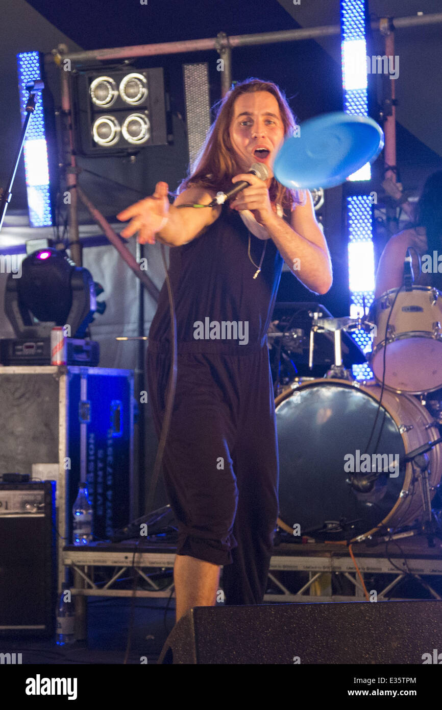 Blissfields Festival 2013 - Performances - Bradley Bubble Stage ...