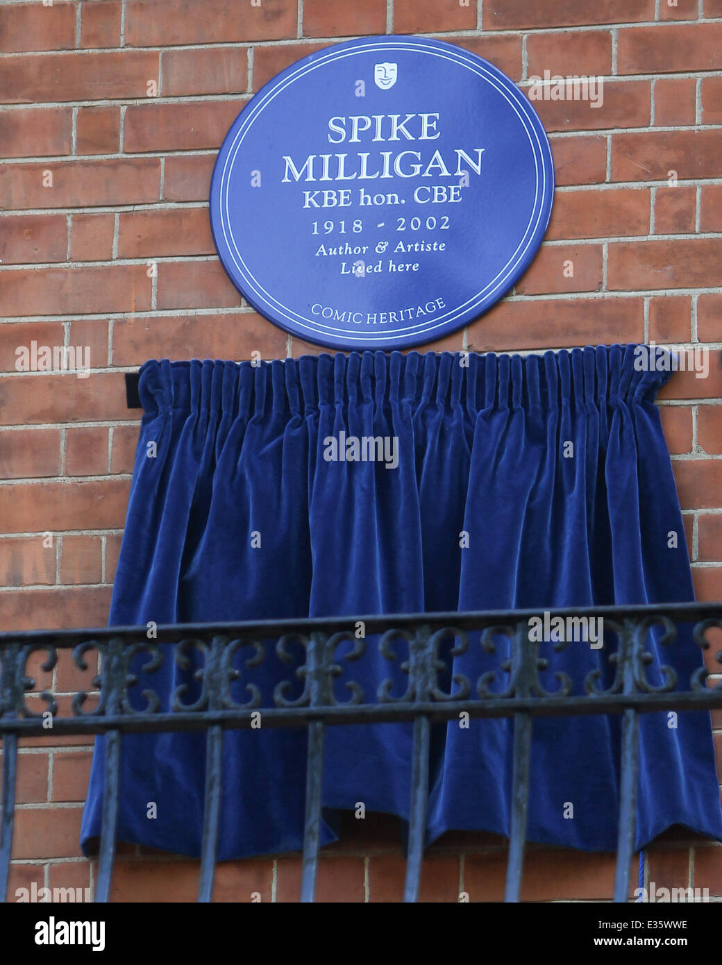 Blue plaque unveiling ceremony hi-res stock photography and images - Alamy