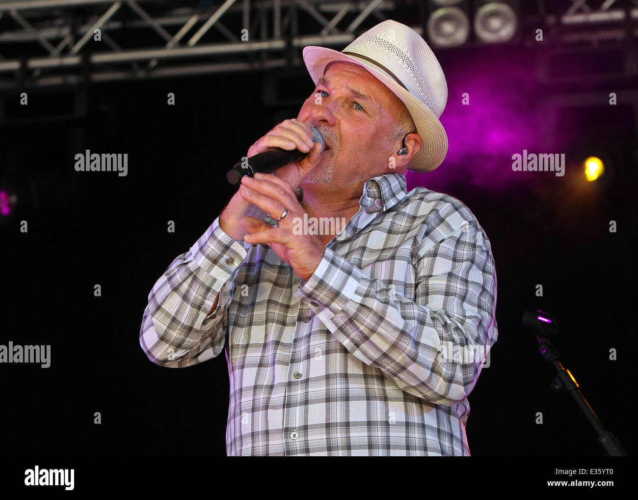 Paul carrack singer hi-res stock photography and images - Alamy