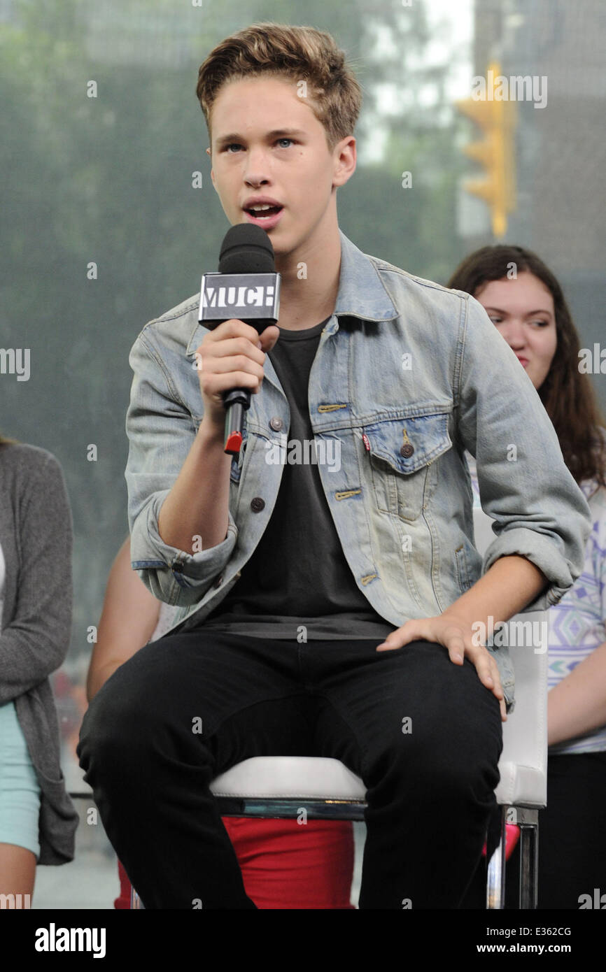 Cody Simpson co-hosts Much Music's NEW.MUSIC.LIVE television show and ...