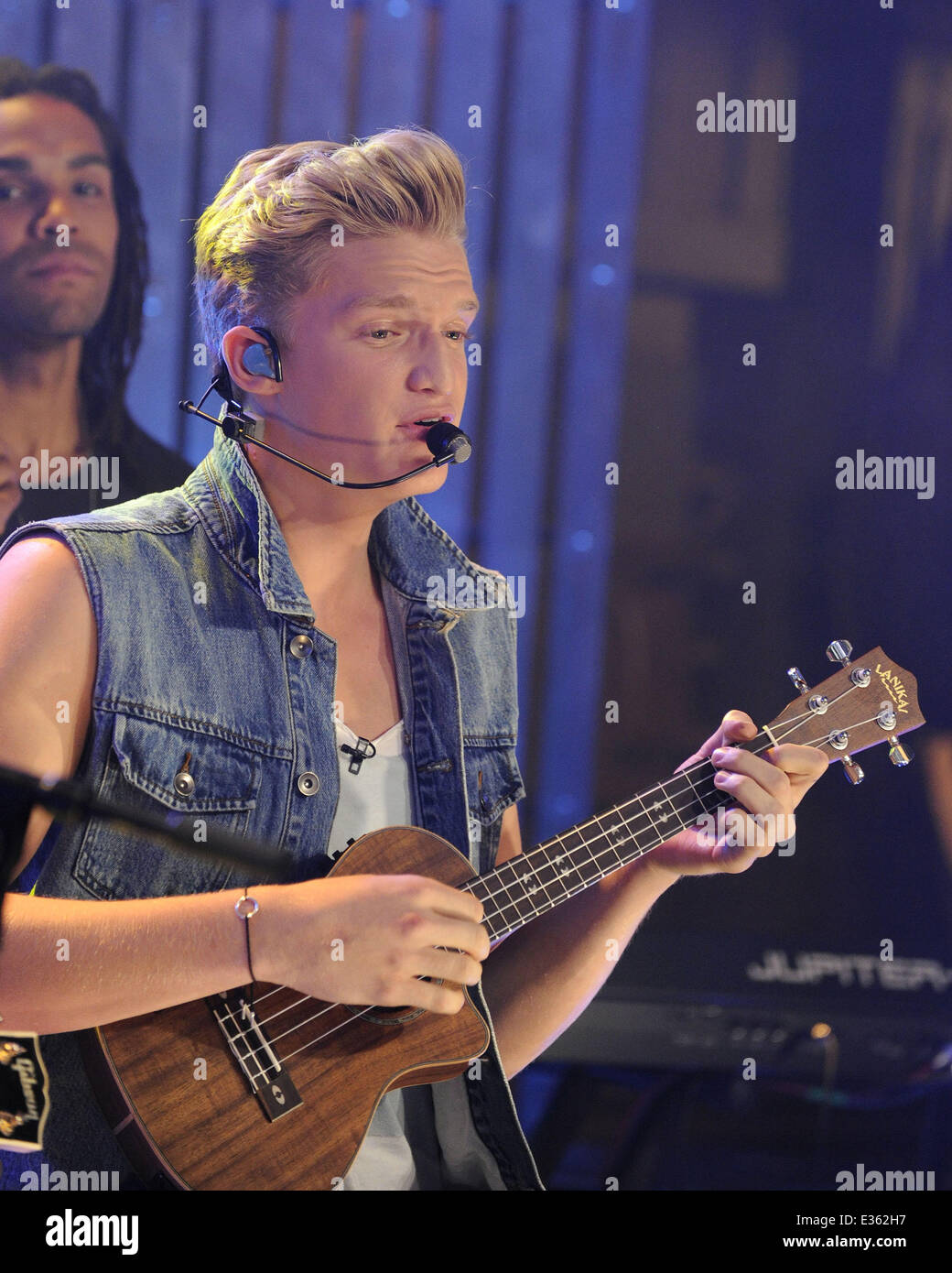 Cody Simpson co-hosts Much Music's NEW.MUSIC.LIVE television show and ...