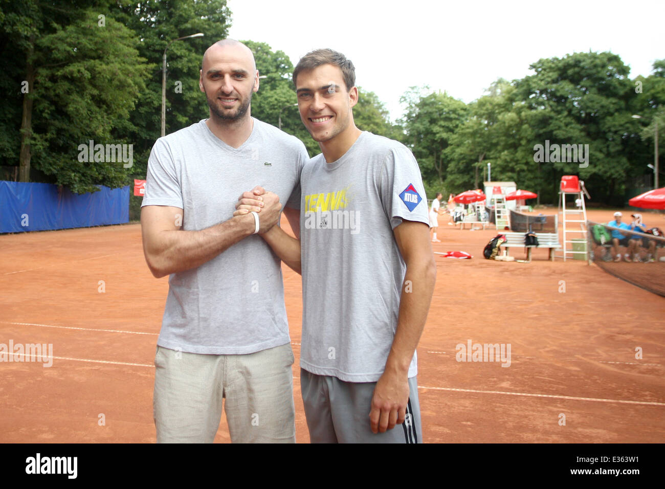 Jerzy Janowicz vs Marcin Gortat tennis match Featuring: Marcin Gortat ...