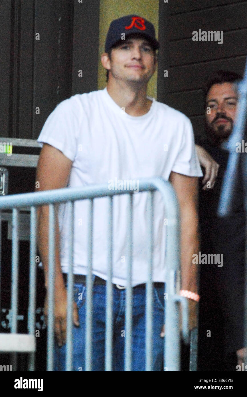 Ashton Kutcher and girlfriend Mila Kunis spotted at the Taste of ...