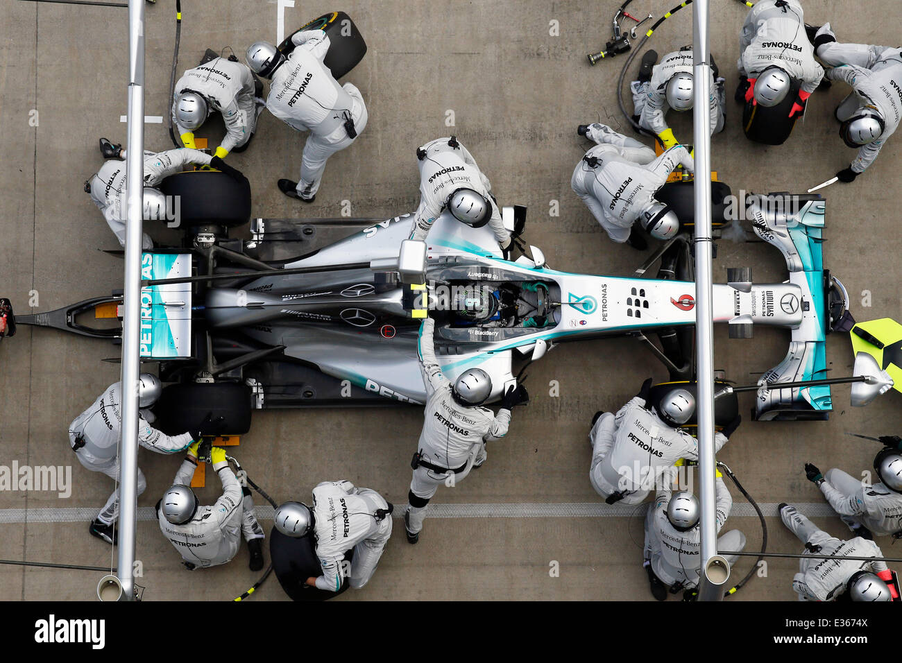 Mercedes formula one pit crew hi-res stock photography and images - Alamy