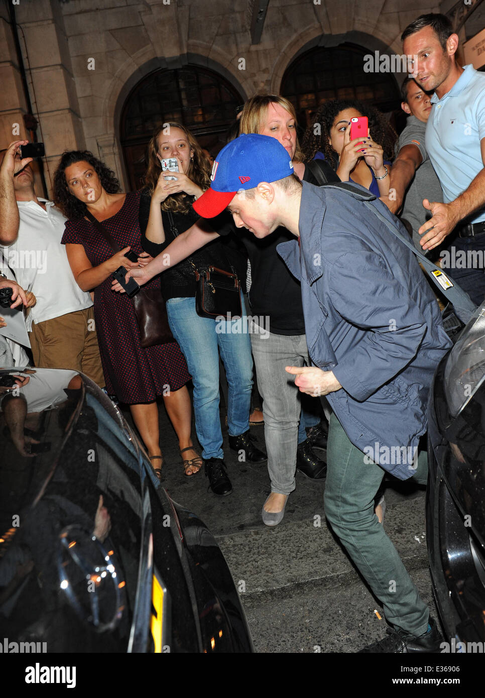 Daniel Radcliffe mobbed by fans as he leaves the Noel Coward Theatre ...