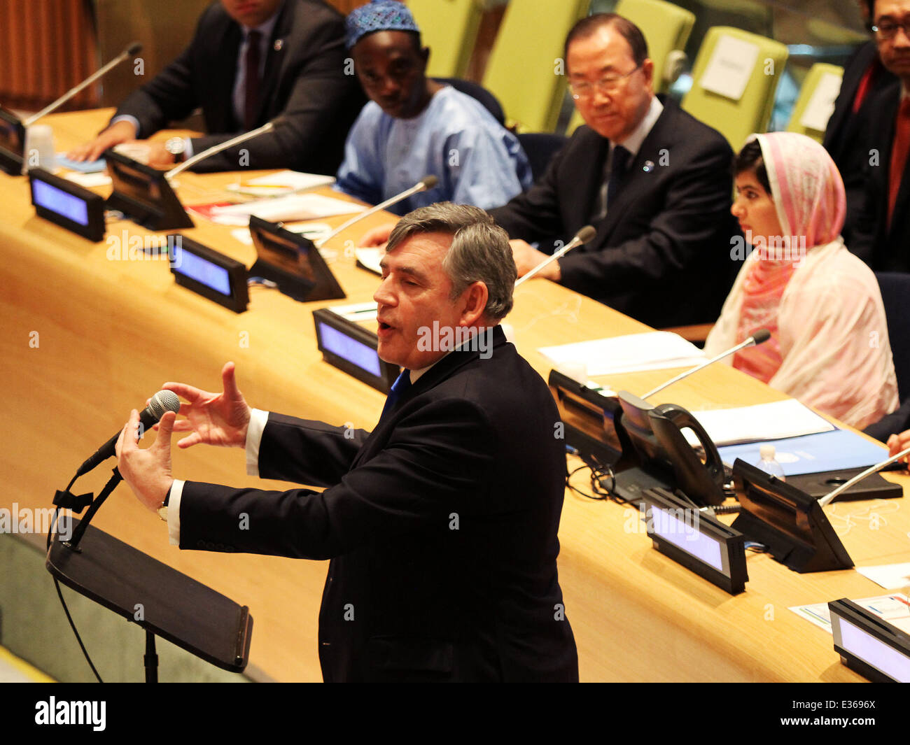 Malala yousafzai speaking girls hi-res stock photography and images - Alamy