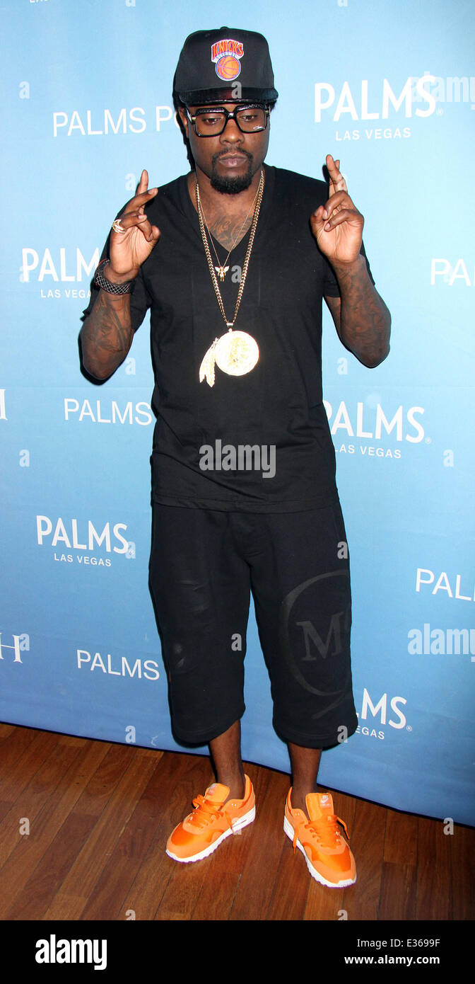 Sneakers rapper t shirt hat hi-res stock photography and images - Alamy