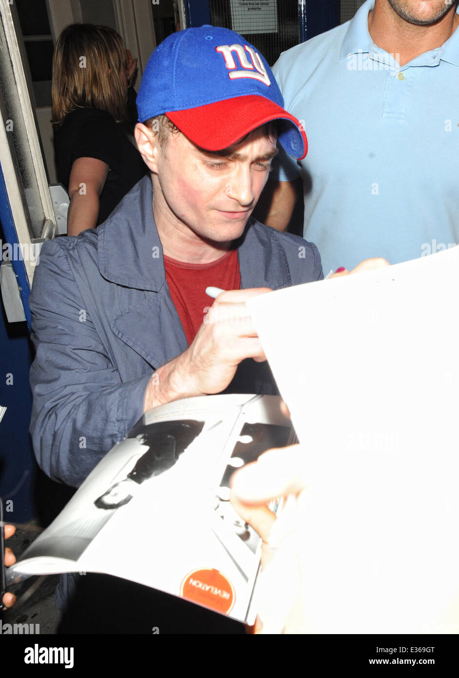Daniel Radcliffe mobbed by fans as he leaves the Noel Coward Theatre ...