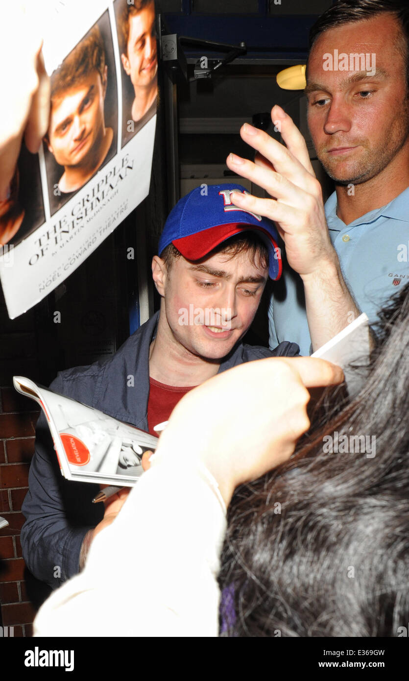 Daniel Radcliffe mobbed by fans as he leaves the Noel Coward Theatre ...
