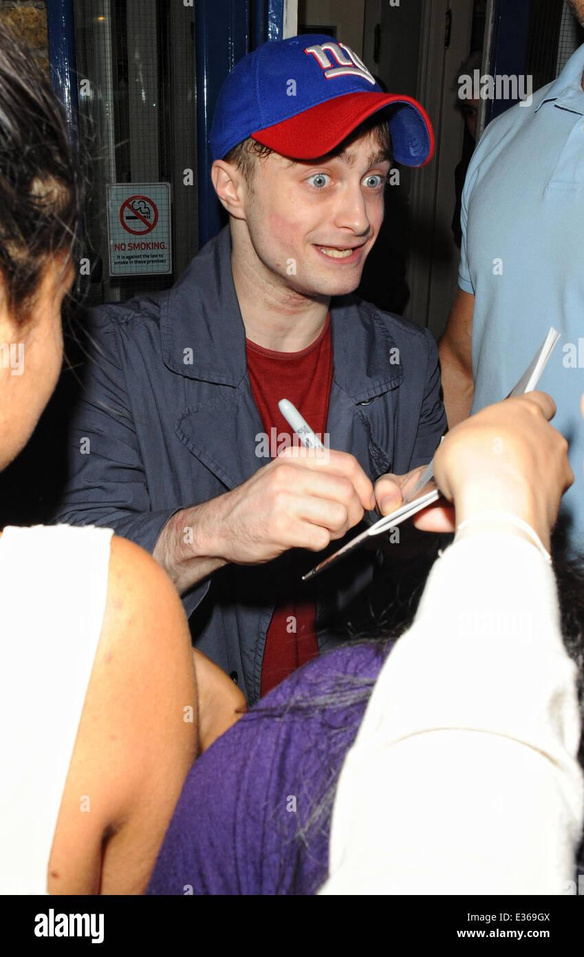Daniel Radcliffe mobbed by fans as he leaves the Noel Coward Theatre ...