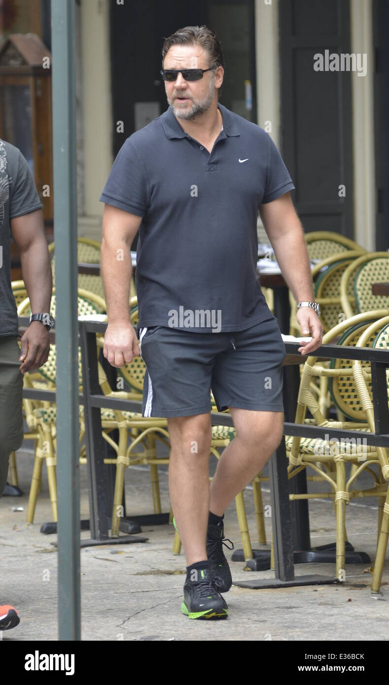Russell Crowe, dressed for summer, takes a stroll in Manhattan ...
