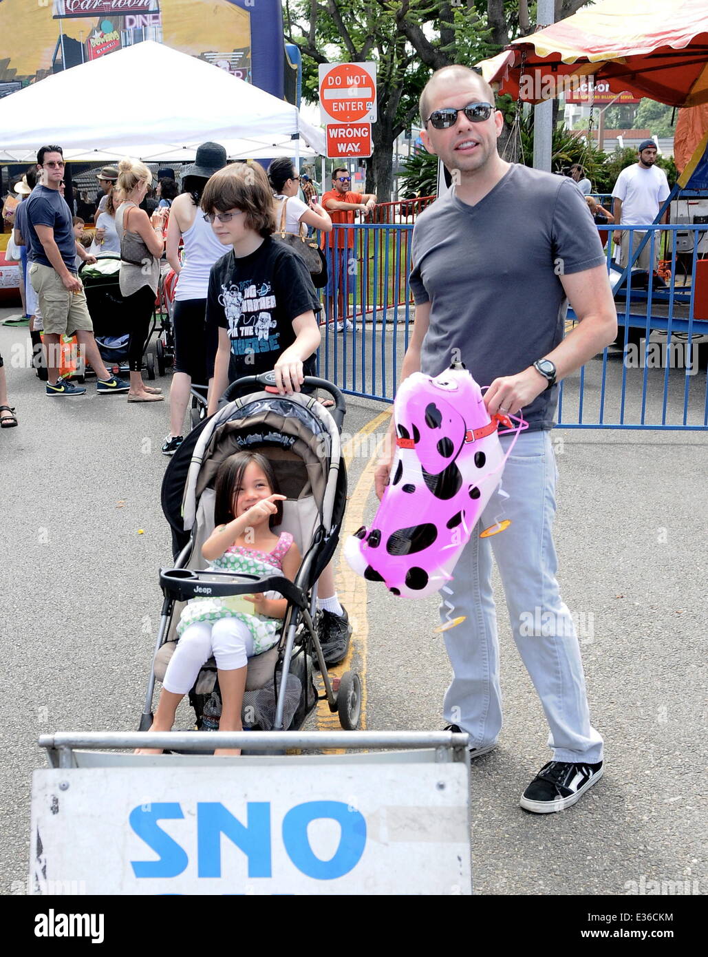 Actor Jon Cryer spotted at the Farmers Market with his wife, Lisa ...
