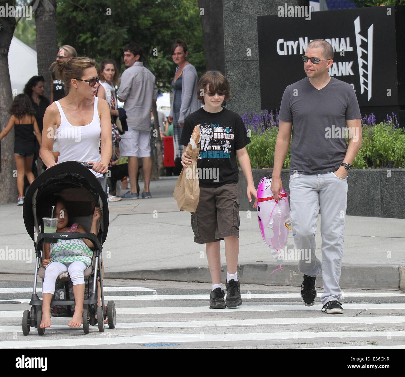 Jon cryer and family hi-res stock photography and images - Alamy