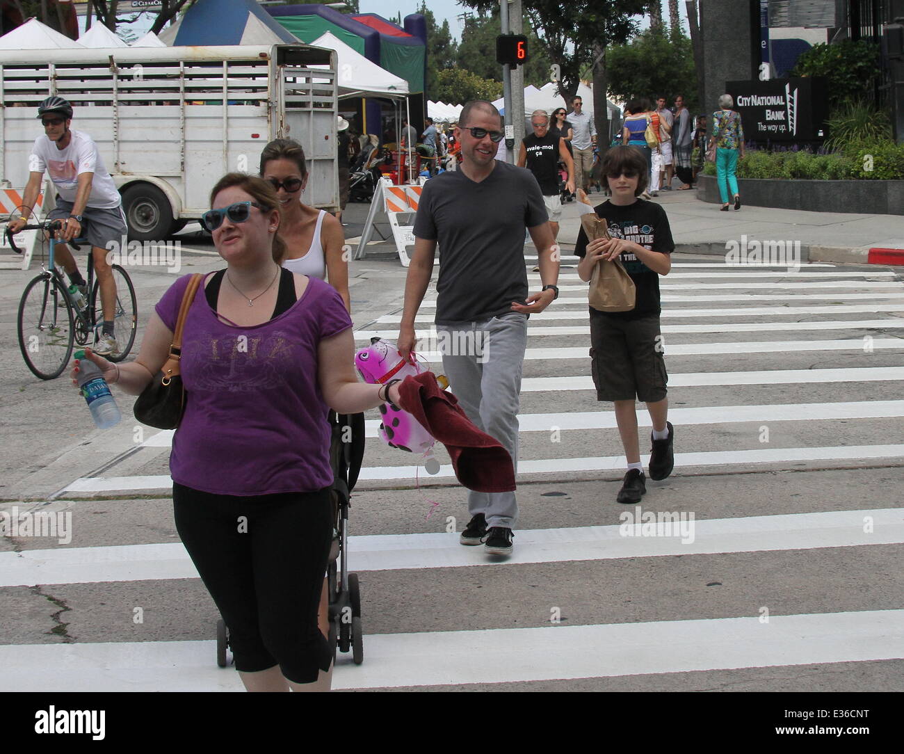 Jon cryer and family hi-res stock photography and images - Alamy