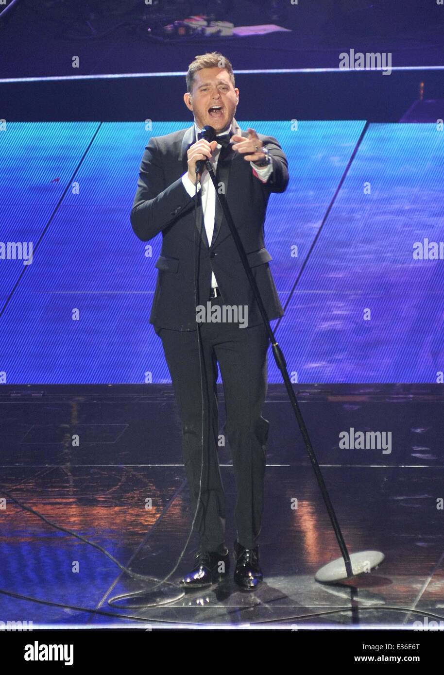 Michael Buble kicks off his tour with a five night sold out performance ...