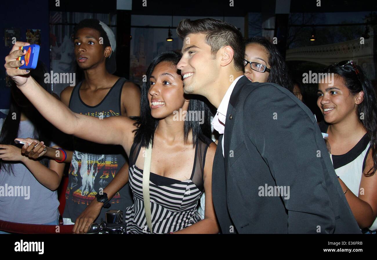 Luke Bilyk Et Munro Chambers