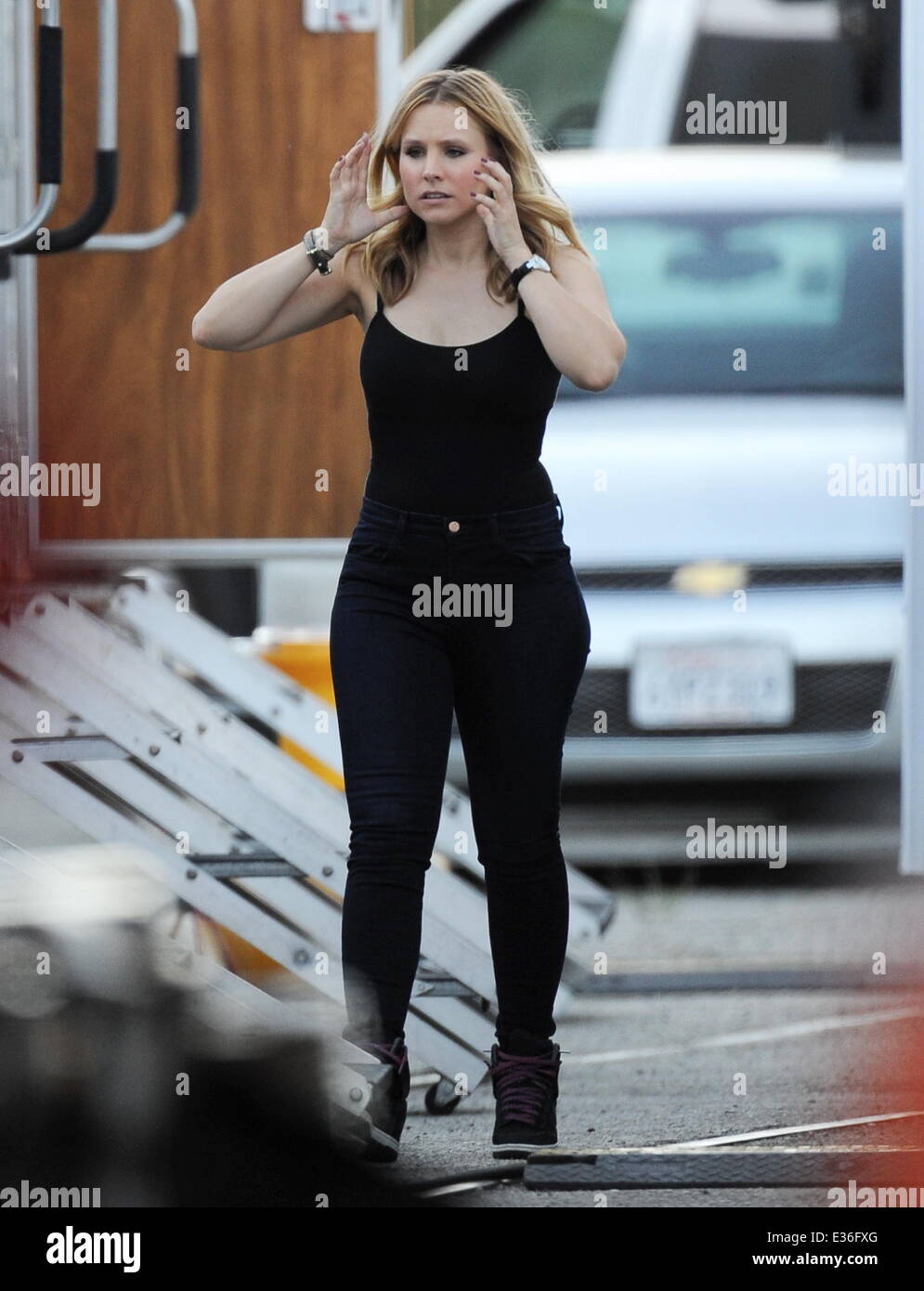 Kristen Bell shows off her slim down body while on the filmset of ...