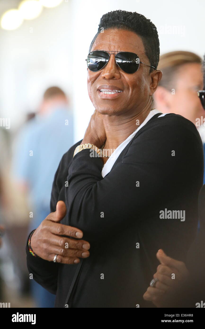 Jermaine Jackson and family arriving at LAX from an international ...