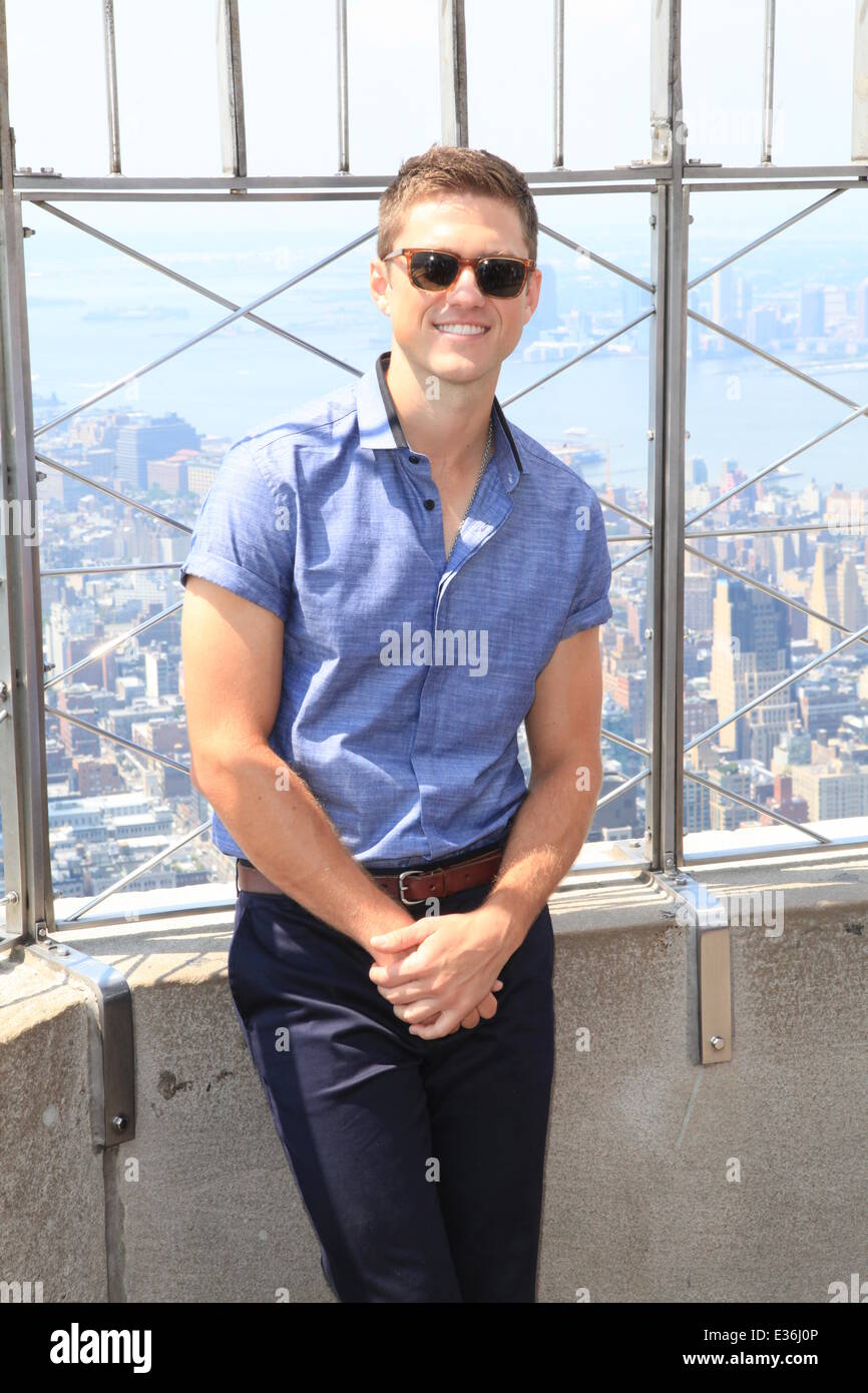 'Graceland' star Aaron Tveit poses at the Empire State Buildling in ...