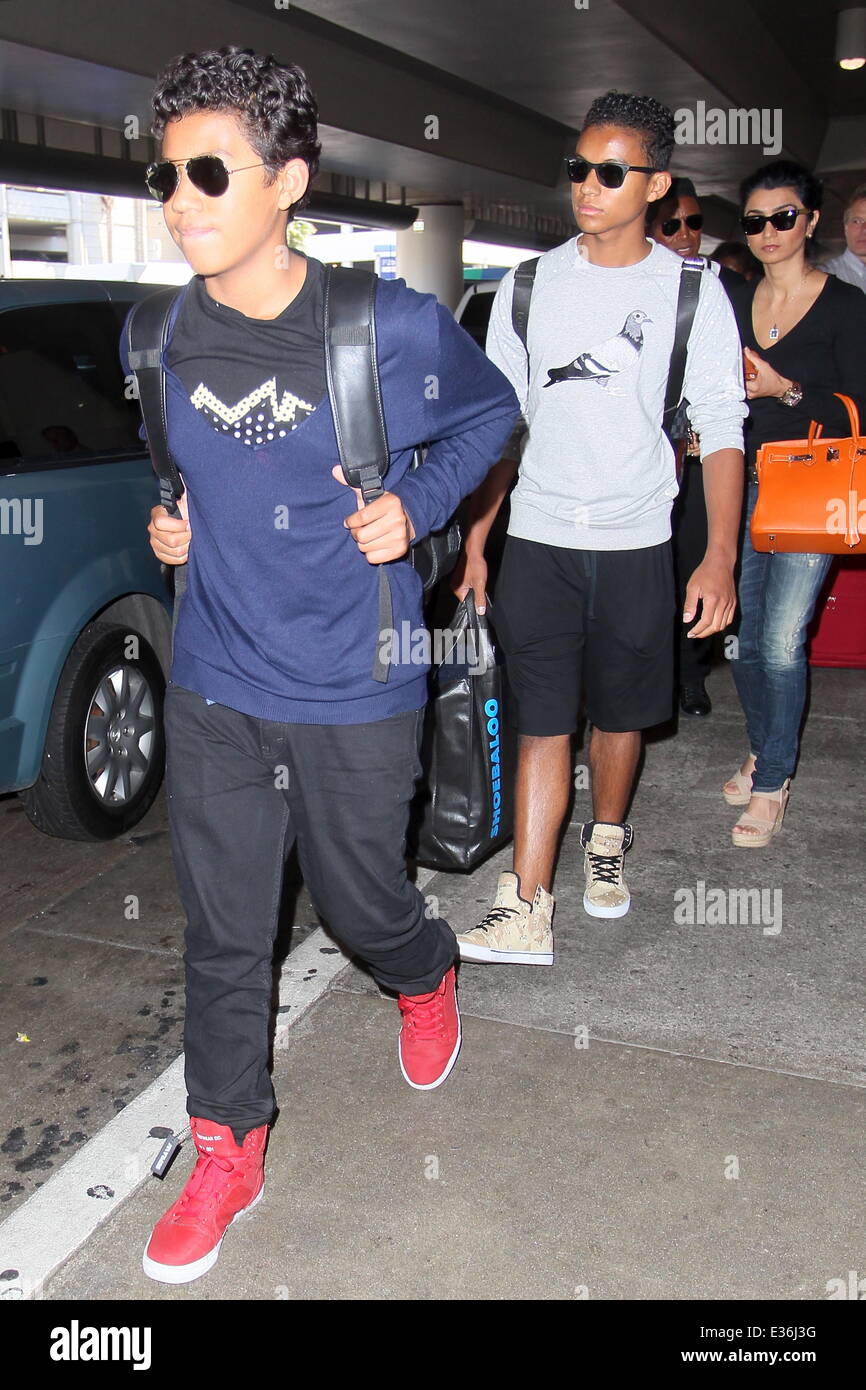 Jermaine Jackson and family arriving at LAX from an international ...
