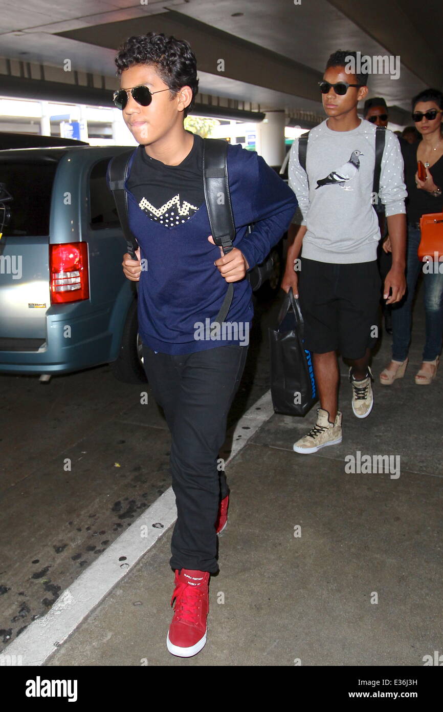 Jermaine Jackson and family arriving at LAX from an international ...