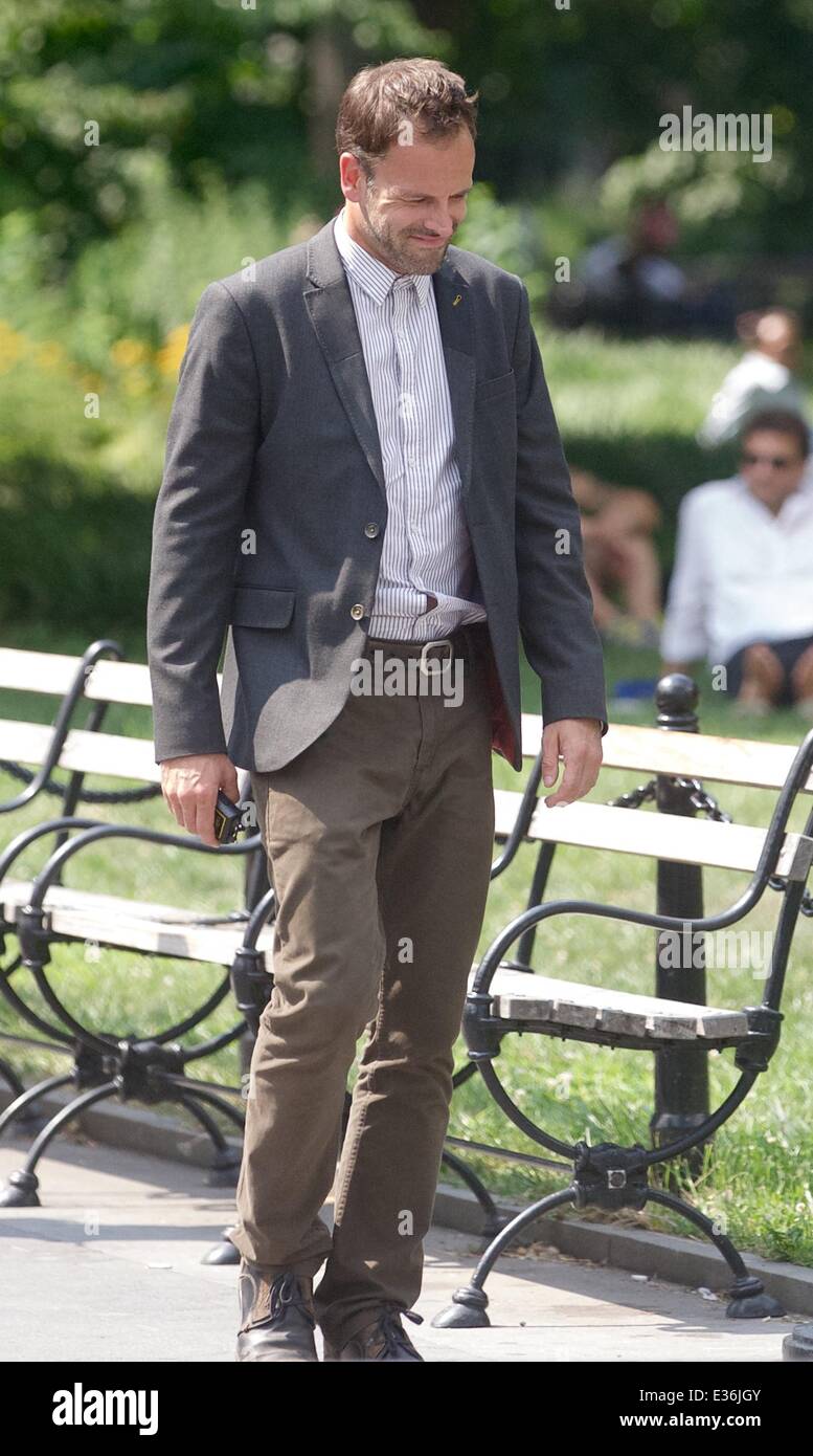 Jonny Lee Miller films 'Elementary' on location at Washington Square ...