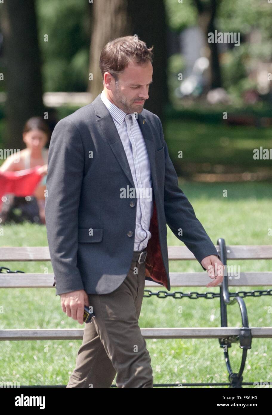 Jonny Lee Miller films 'Elementary' on location at Washington Square ...