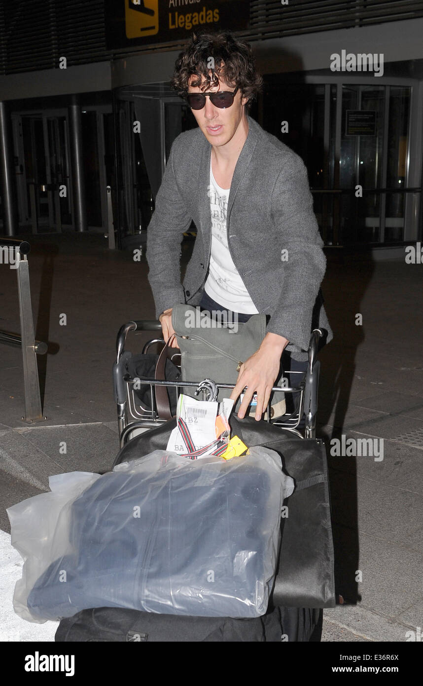Benedict Cumberbatch arriving at Ibiza Airport wearing a suit jacket ...