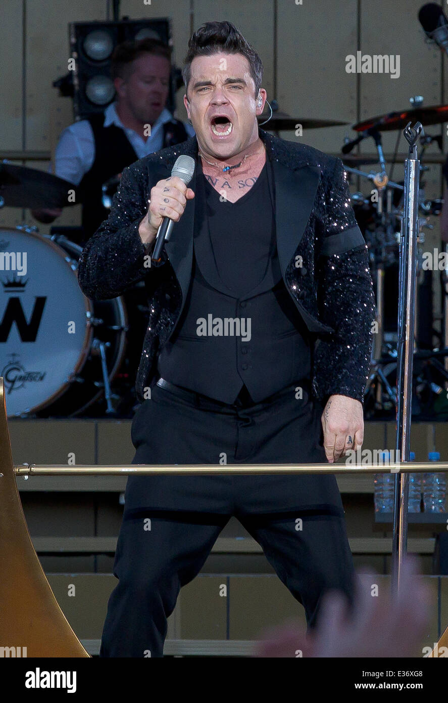 Robbie williams performs live on stage hi-res stock photography and ...