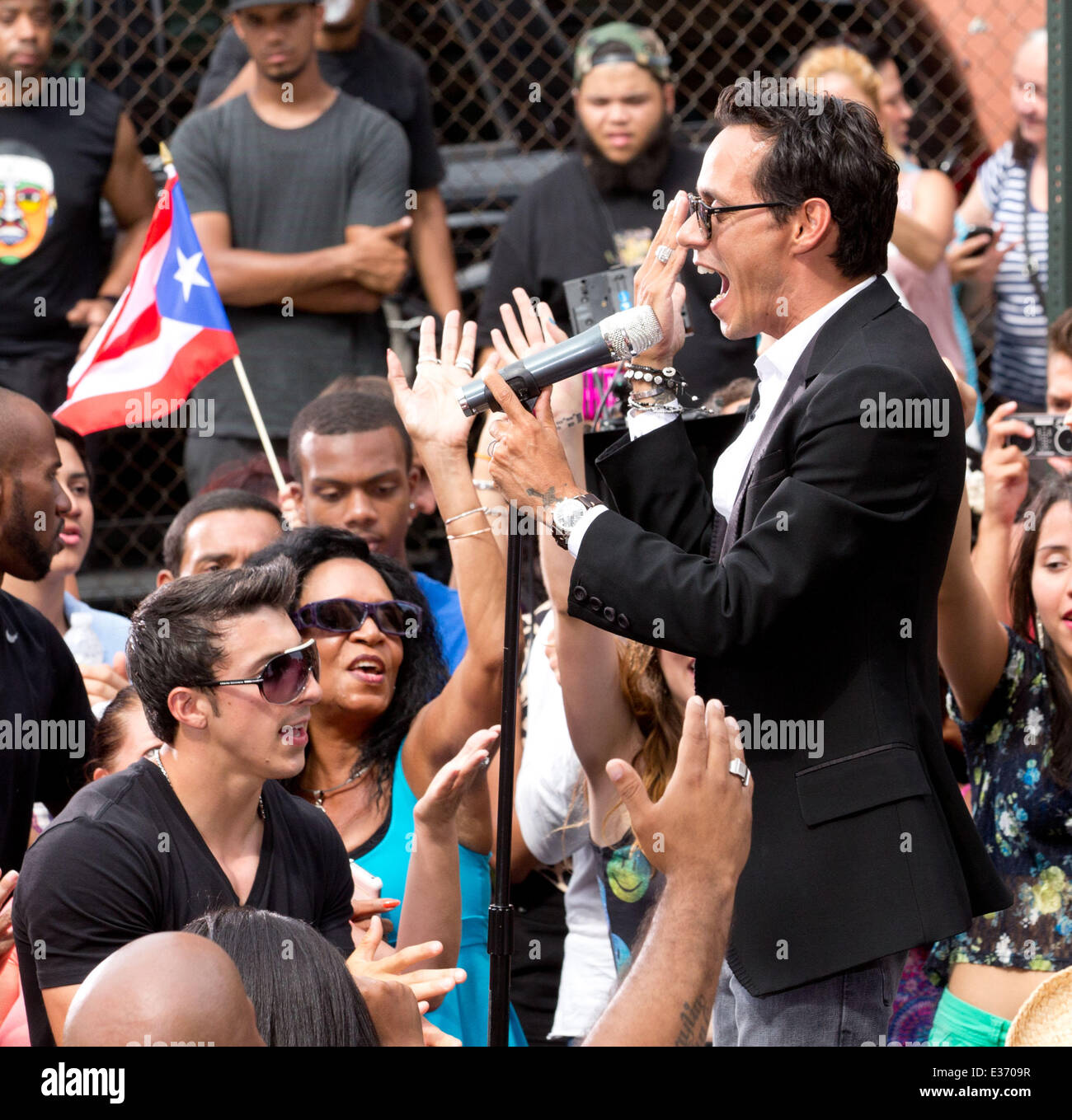 Marc Anthony films a music video for his new single 'Vivir Mi Vida ...