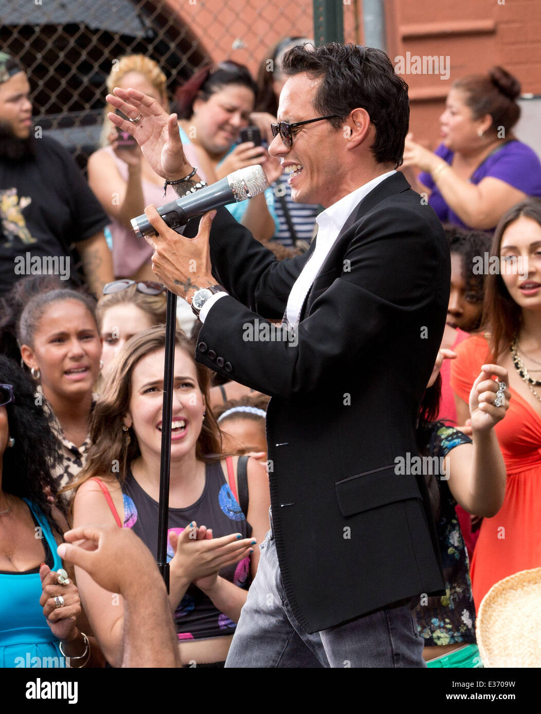 Marc Anthony films a music video for his new single 'Vivir Mi Vida ...