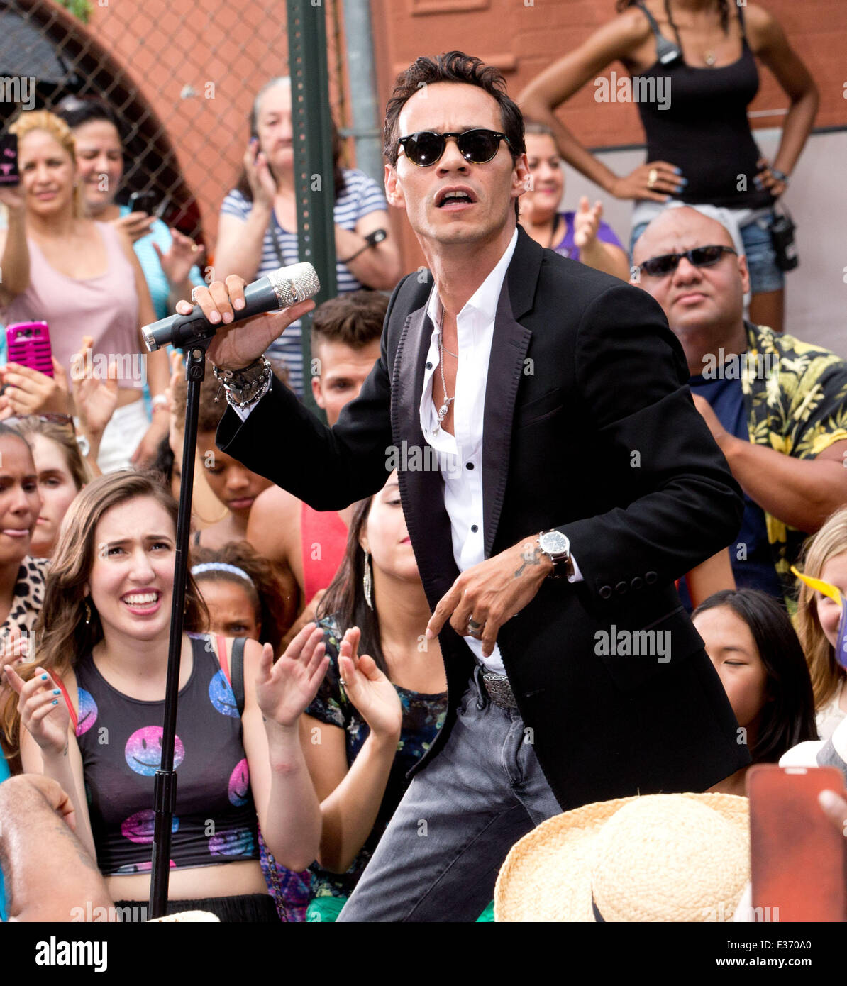 Marc anthony films music video hi-res stock photography and images - Alamy