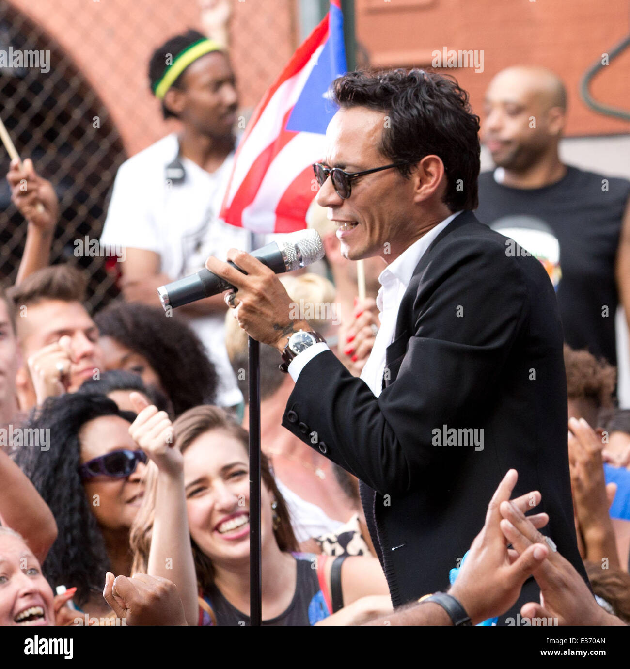 Marc anthony films music video hi-res stock photography and images - Alamy
