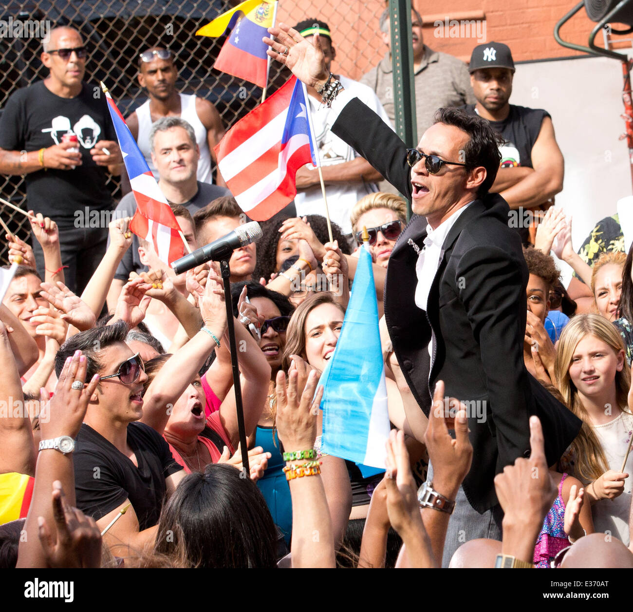 Marc anthony films music video hi-res stock photography and images - Alamy